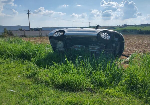 Acidente deixa carro capotado em rodovia de Artur Nogueira