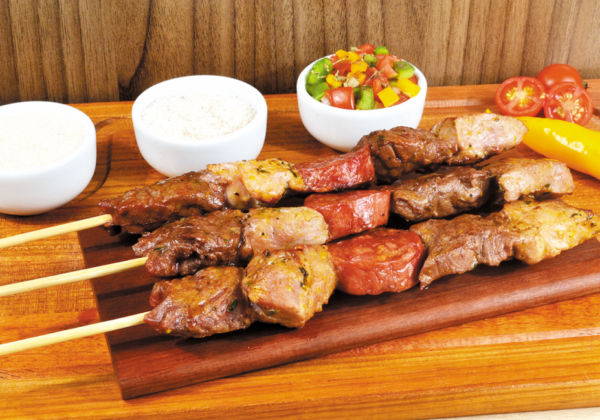 Souza Meat Emporium oferece mais de 30 tipos de espetos artesanais em ...