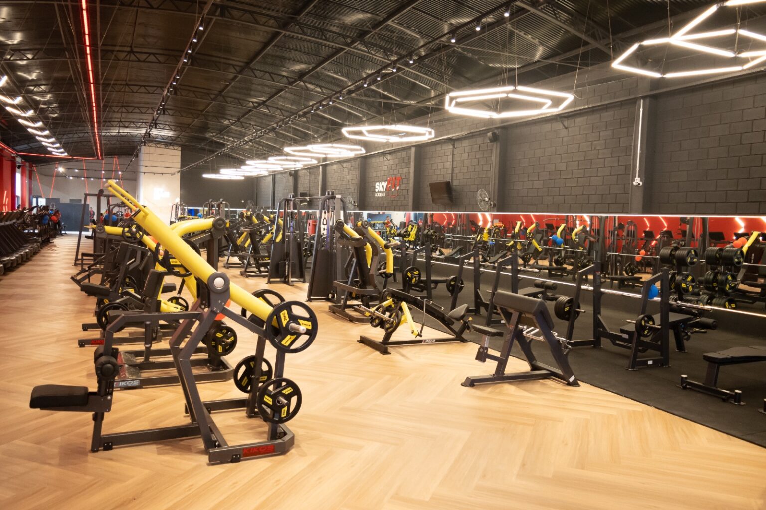 Faça a sua matrícula na Academia Sky Fit e tenha acesso livre a todas ...