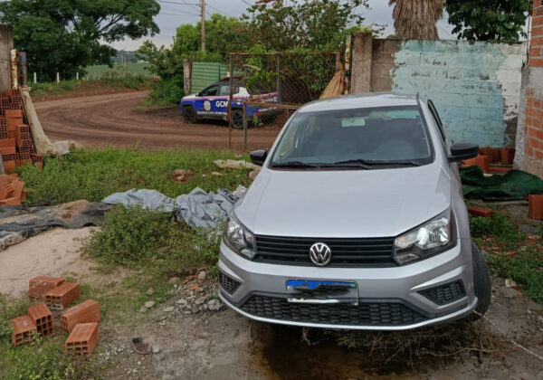GCM localiza carro furtado abandonado em terreno de Artur Nogueira
